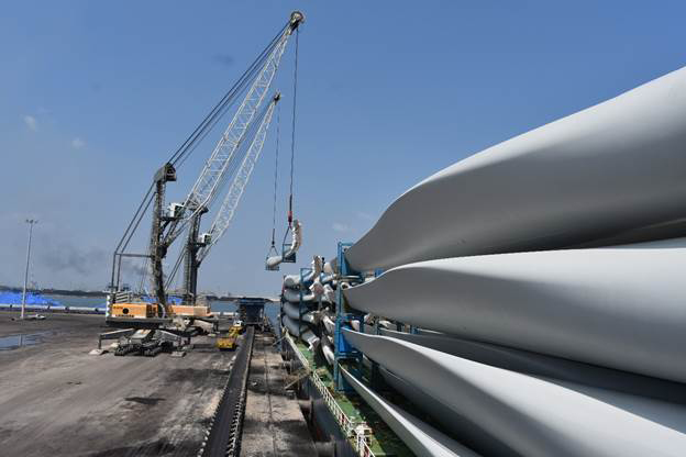 VOC Port sets record in windmill blades - VIS
